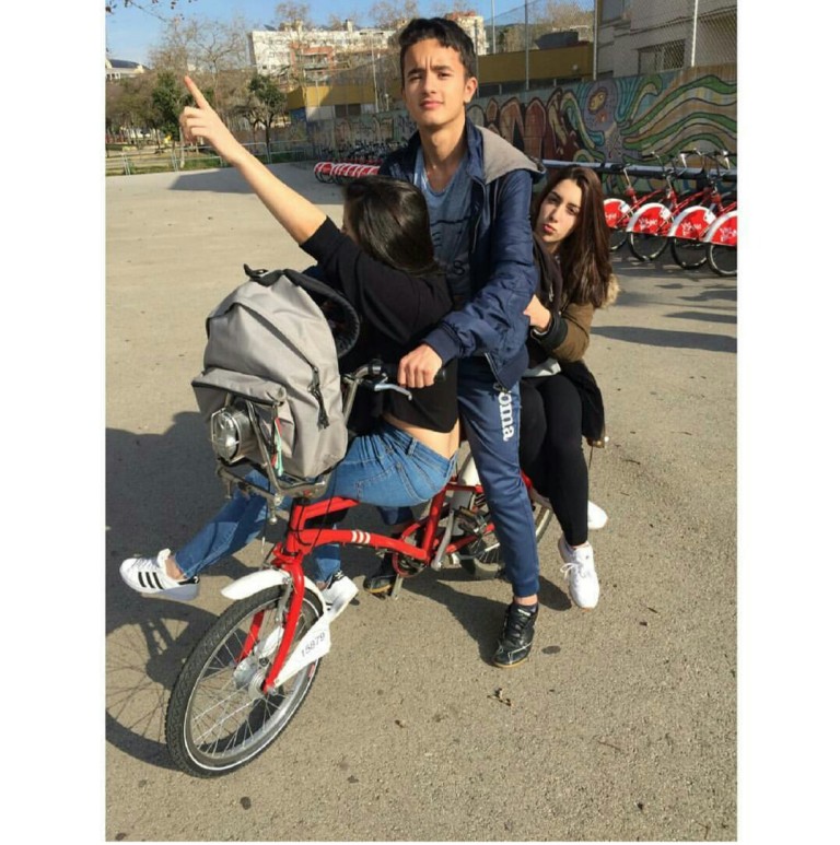 Espais de més enllà | Mostrar imatges de les múltiples identitats a l'aula.