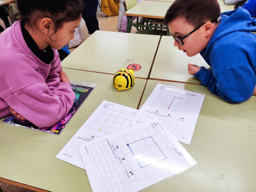 Bee-bots a l'escola – ENS ORIENTEM AMB LES BEE-BOTS