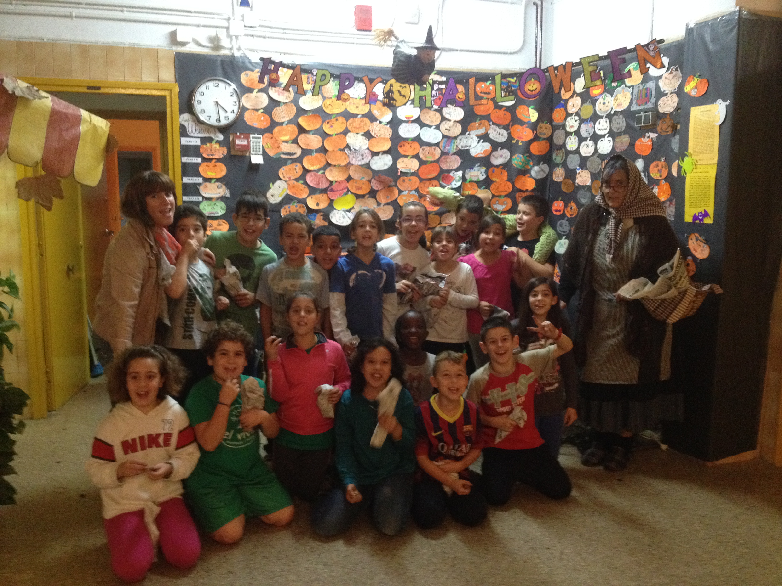 La Castanyera amb els nens i les nenes del cicle mitjà | Castanyada 2013