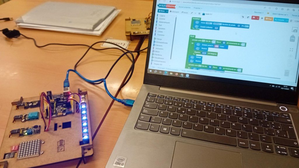 SESSIÓ 4. INTRODUCCIÓ A LA PROGRAMACIÓ AMB ArduinoBlocks – QUALITAT DE ...