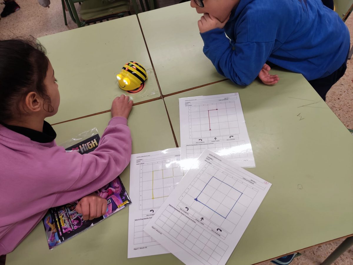 Bee-bots a l'escola – ENS ORIENTEM AMB LES BEE-BOTS